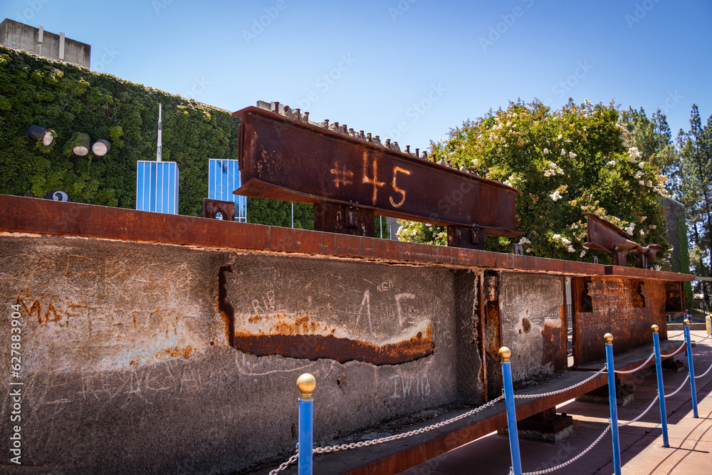 Foto de Photo of part of a massive I-beam extracted from Ground Zero on ...