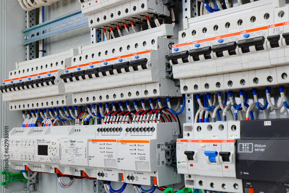 Electric automation switchboard for managing groups of loads in the ...