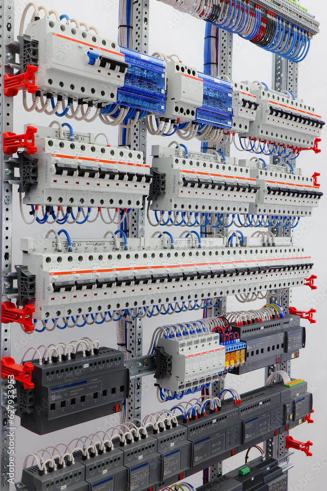 Electric automation switchboard for managing groups of loads in the ...