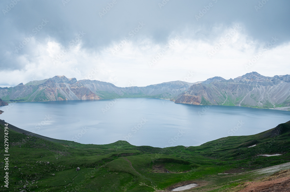 중국 국경지대에서 바라본 천지호가 있는 백두산 정상 파노라마 Stock 写真 Adobe Stock