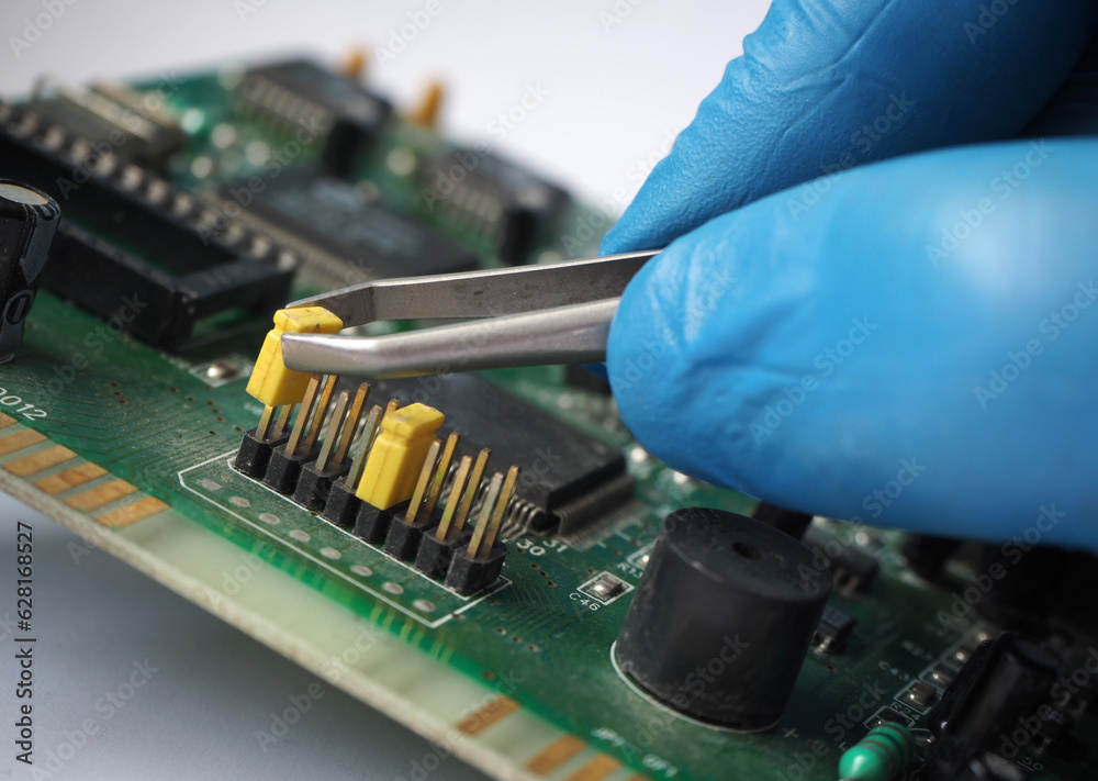 Foto de Setting the jumpers to configure an electronic system card ...