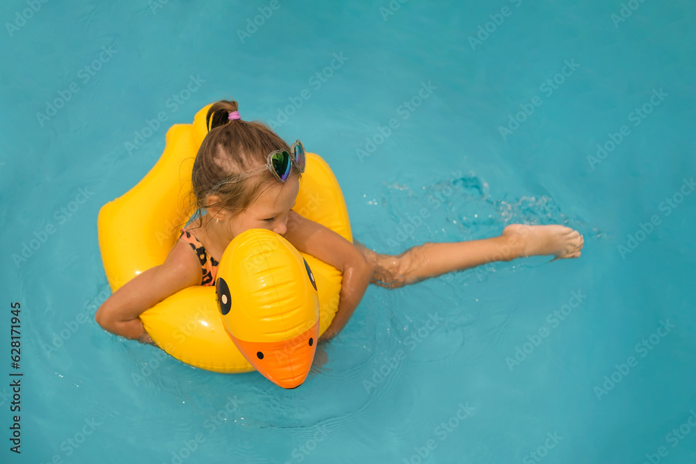 Foto de The girl swims swimming in an inflatable circle in the shape of ...
