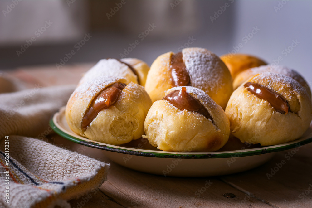 Panadería argentina facturas miguelitos con dulce de leche sobre un ...