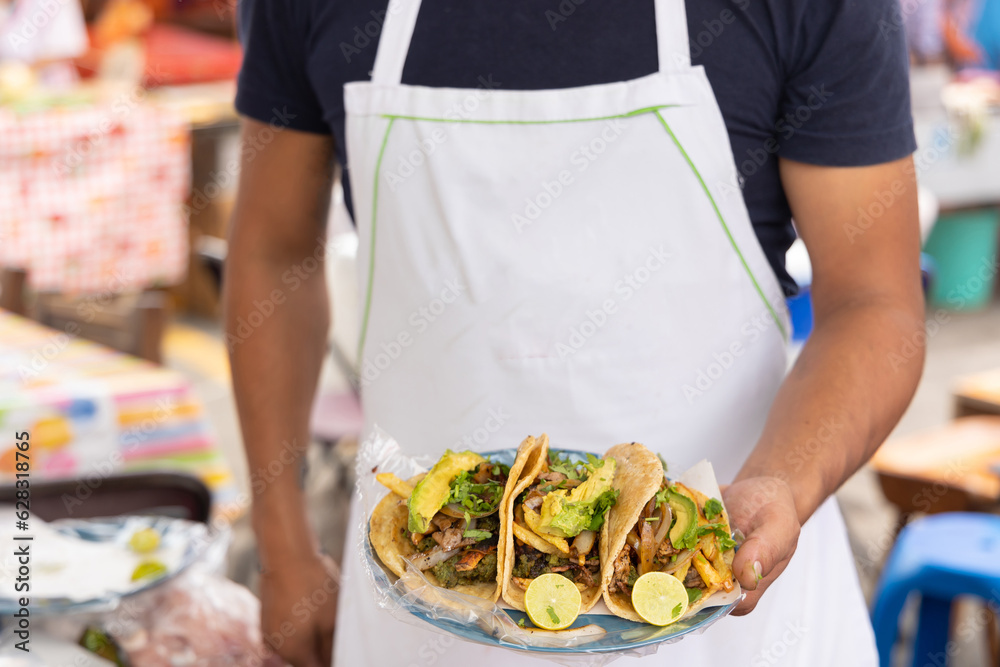taquero mostrando tacos listos para ser entregados a los comensales ...