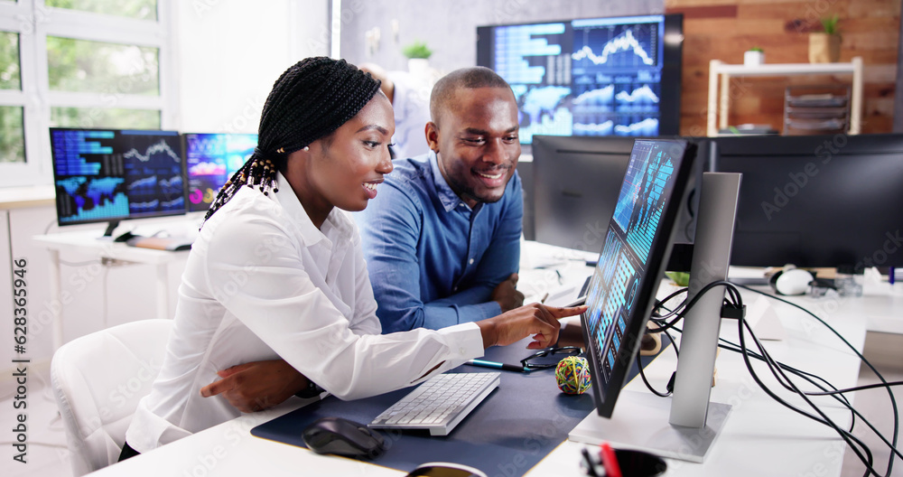 Foto de African Financial Data Analysts Using Dashboard On Screens do ...