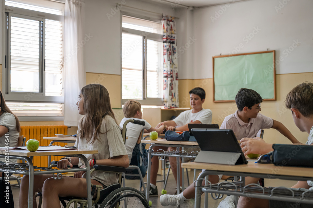 Póster A differently abled preteen in a wheelchair in a high school ...