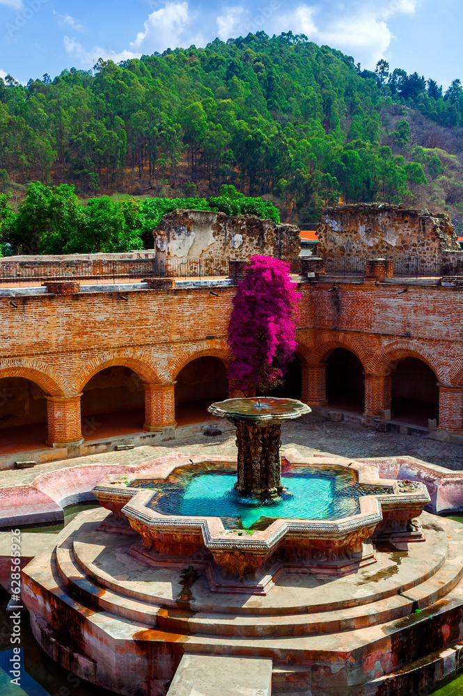 Foto de Fountain in Capuchinas convent in La Antigua Guatemala ...