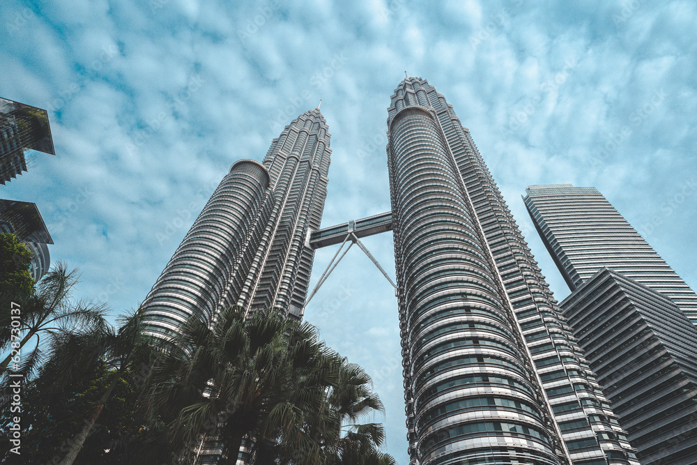 Foto de Kuala Lumpur, Malaysia - October 20,2022 :The landmark Petronas ...