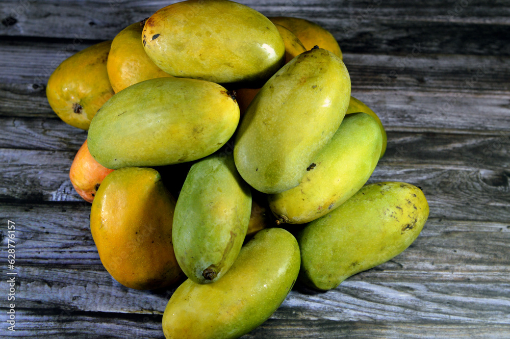 Pile of Egyptian fresh mango fruit with tropical delicacy, mangoes are ...