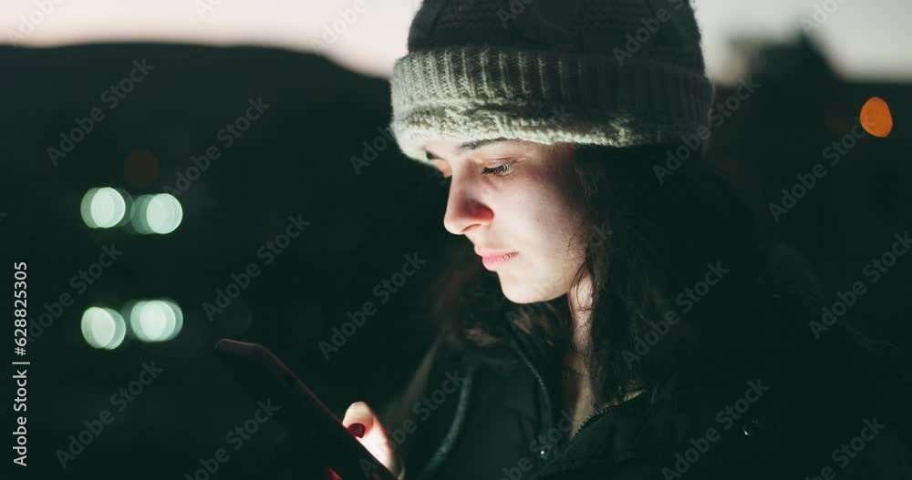 Vidéo Stock Woman, phone and scrolling at night in city for ...