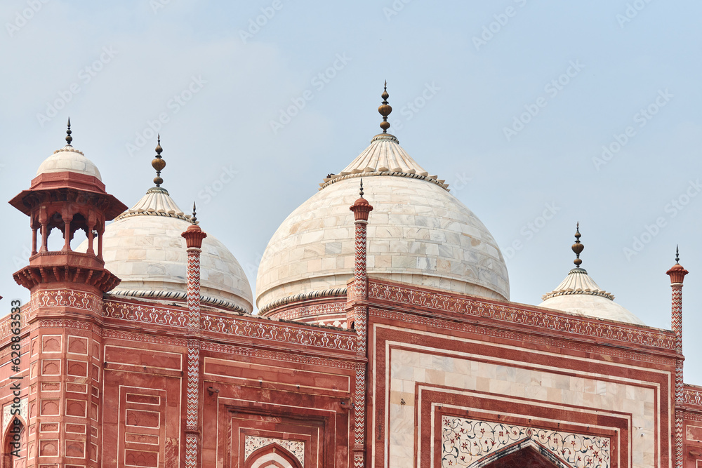 Close up Jawab Taj Mahal domes white marble mausoleum landmark in Agra ...