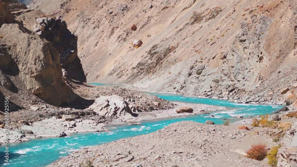 Stockvideon Blue Tsarap chu river flowing in the mountain valley of ...