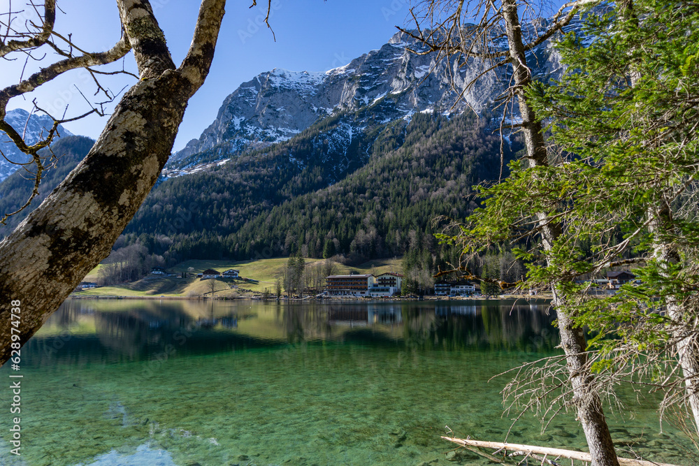 Urlaub in Bayern: der magische Hintersee bei Ramsau, Berchtesgaden mit ...