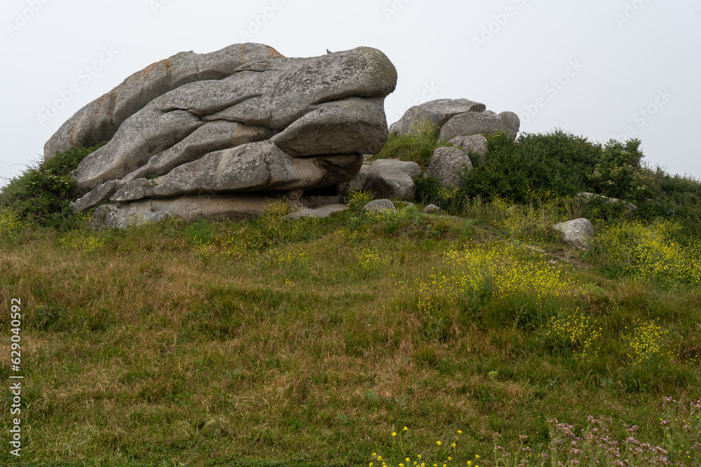 Granitfelsen an der Baie von Kernic, Plouescat, Bretagne Stock Photo ...