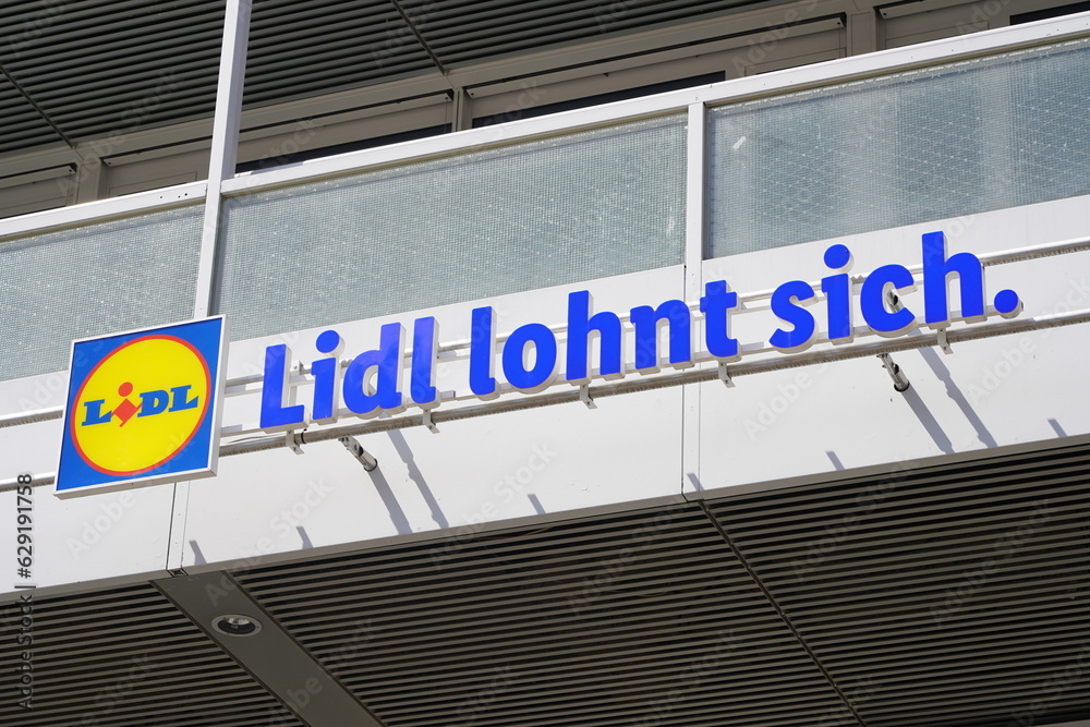 Logo und Werbespruch von Lidl an einer Filiale in Berlin am 30.07.2023 ...