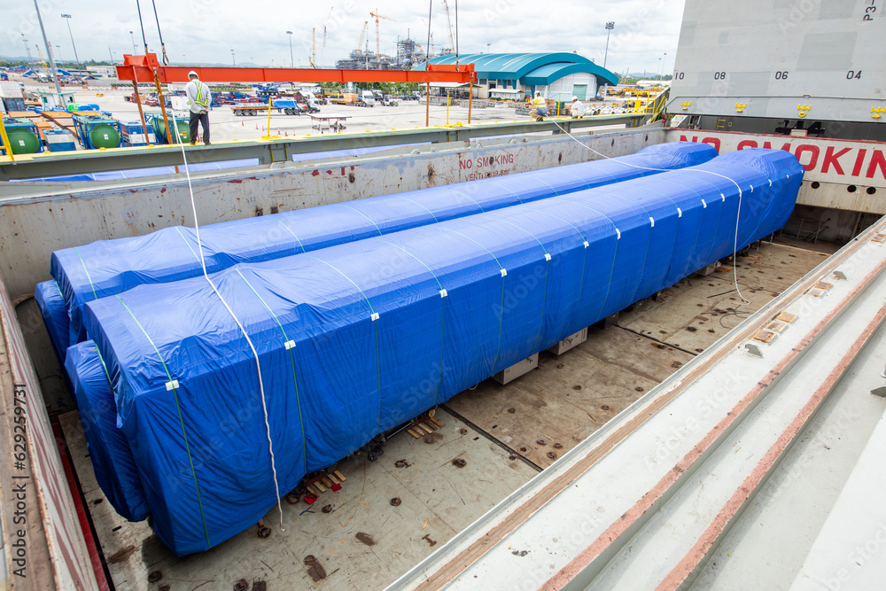 Unloading operation of project cargo with port heavy lift cranes A ...