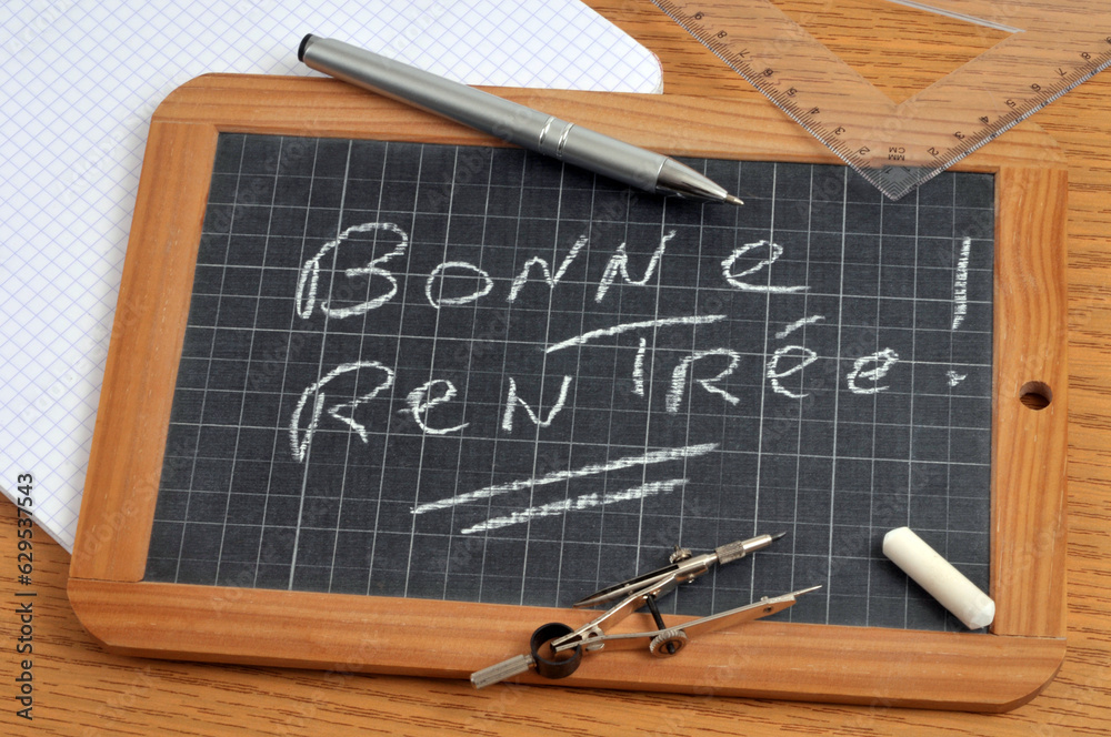 Poster Bonne rentrée écrit sur une ardoise d'école avec du matériel ...