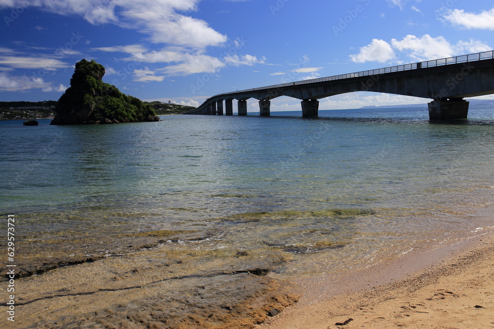 Foto de Scenery of the famous "Kouri Bridge" in Okinawa Prefecture ...