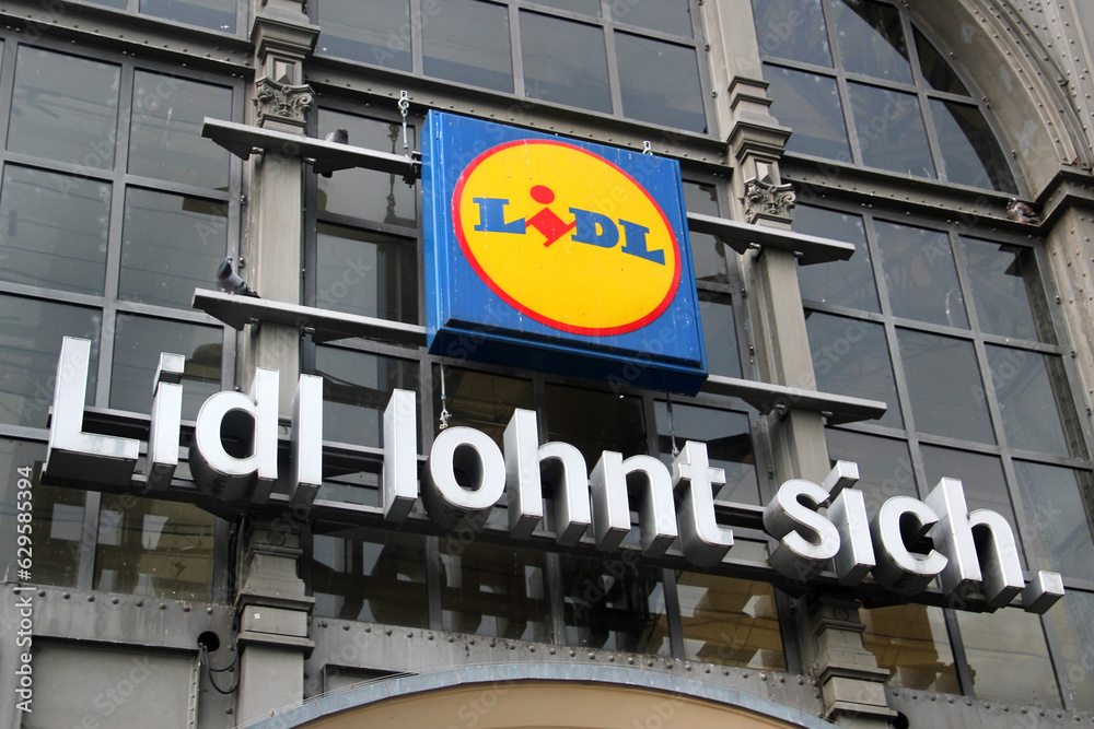Foto de Dresden, Germany - July 29, 2023: Sign of Lidl supermarket at ...