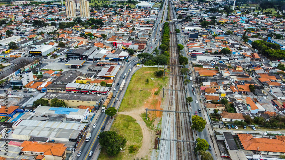 Visão aérea do centro da cidade de Suzano captada do alto por um drone ...