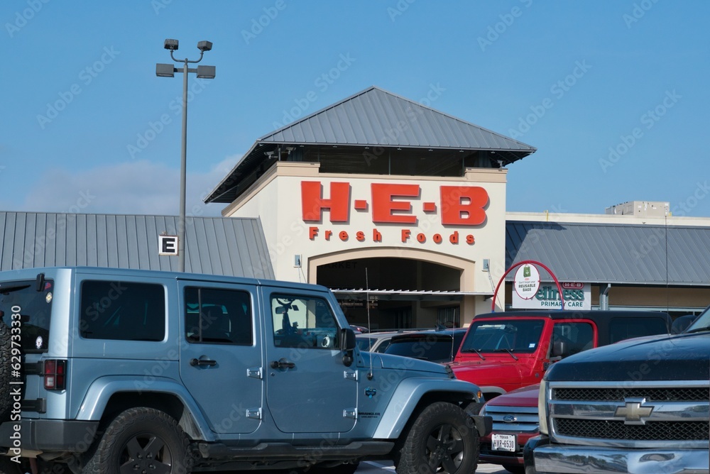 H-E-B grocery storefront and parking lot in Houston, TX. American ...