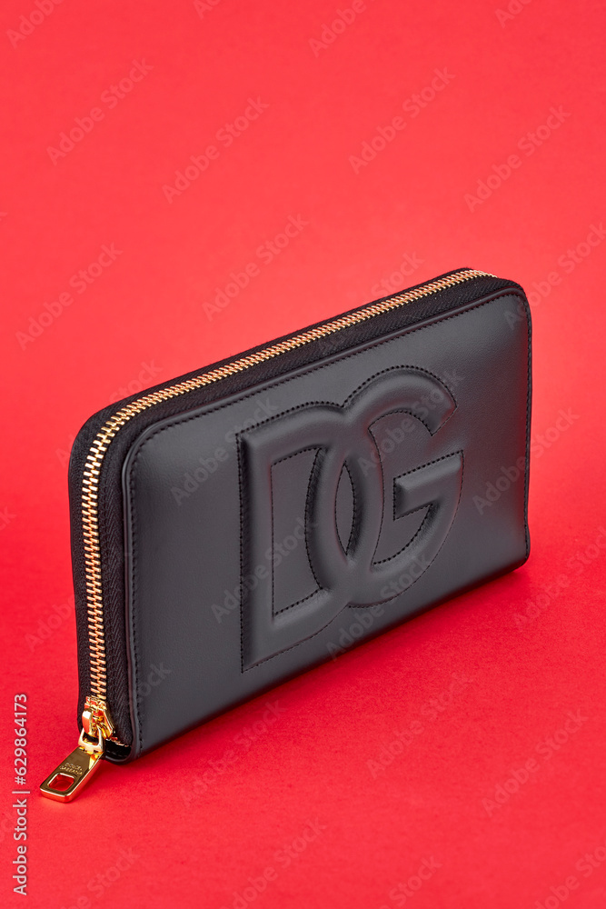Classic Dolce Gabbana wallet made of black leather, with a zipper lock ...