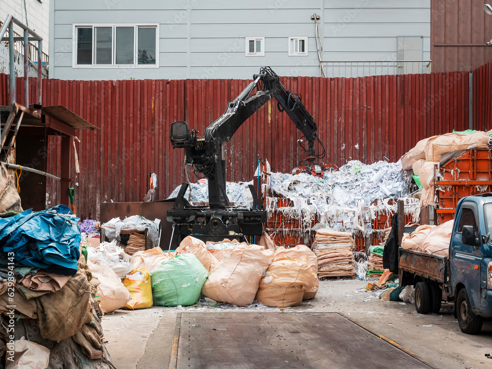 Foto de Paper Recycling Plant Waste recycle process Industry in small ...