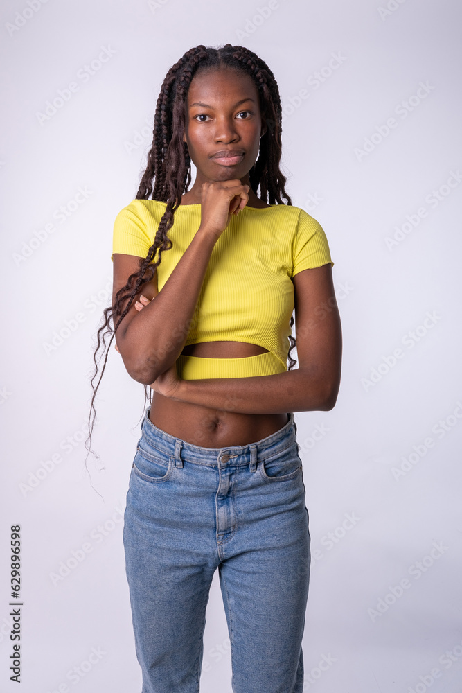 Hermoso retrato de mujer joven de color, niña pensativa mirando a un ...