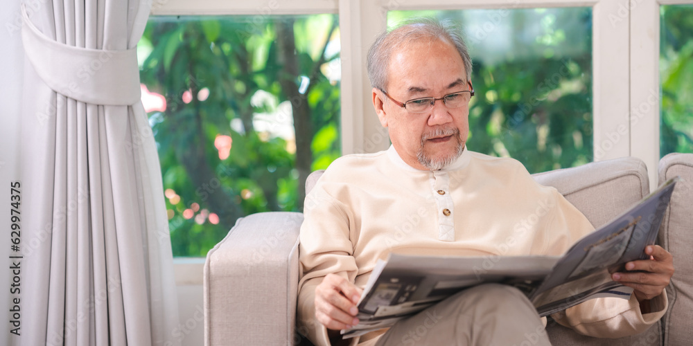 Foto de Senior asian retirement old man in casual outfit wearing ...