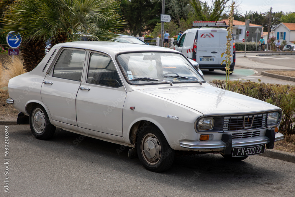 Renault 12 vintage retro car side view oldtimer r12 parked in street ...