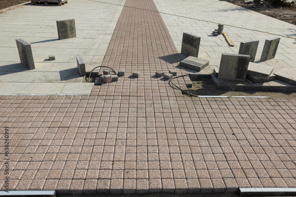 Foto de Modern square paving slabs. Construction of a new pedestrian ...