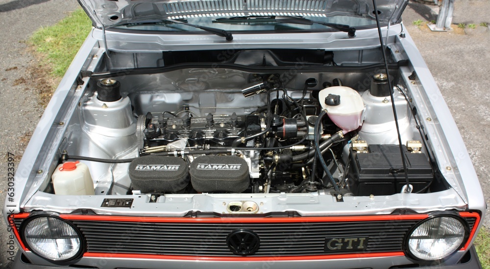 Detailaufnahme eines Oldtimer Volkswagen mit einblick in den Motorraum ...