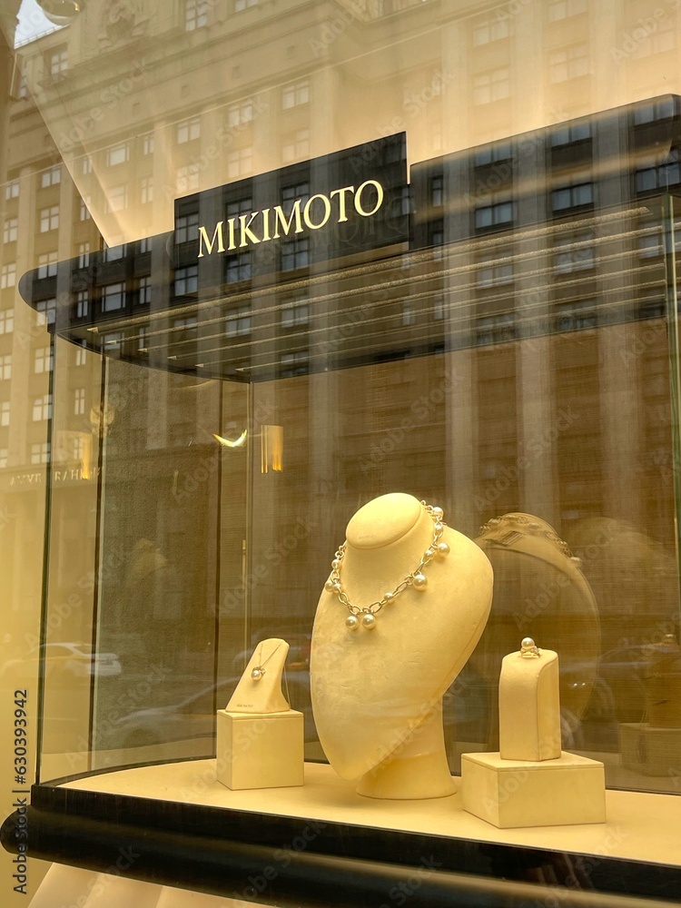 Foto de Showcase of luxury store. MIKIMOTO brand jeweler. Reflection on ...
