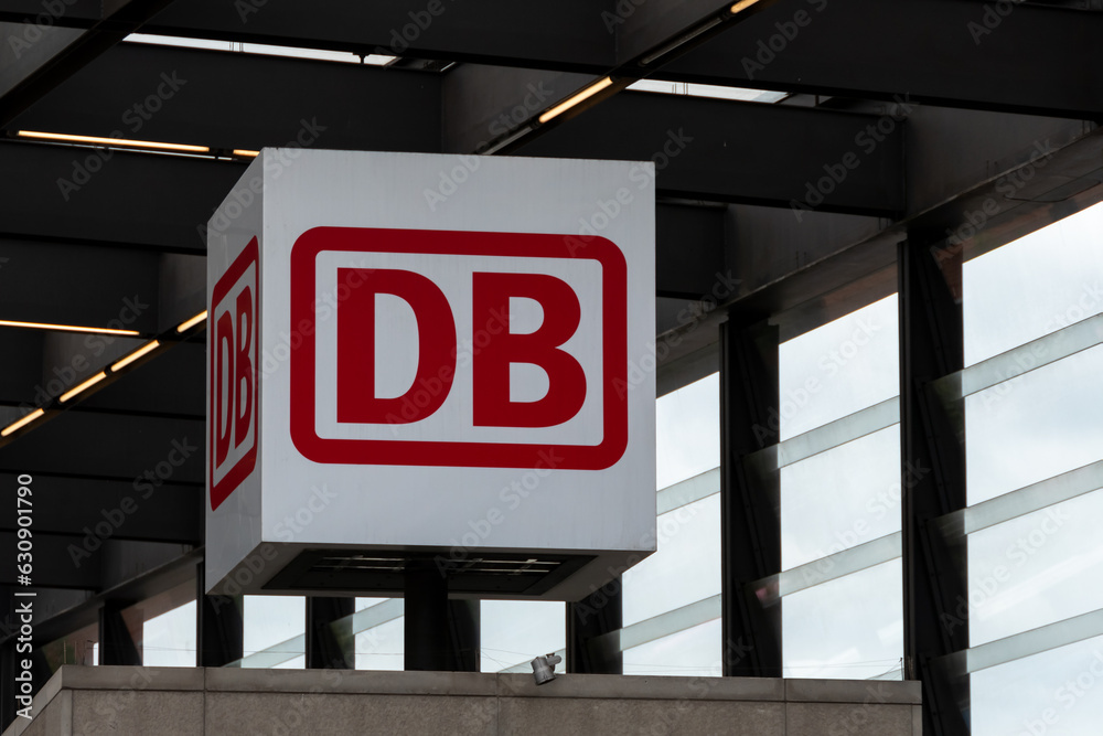 Foto de Logo of Deutsche Bahn at Potsdamer Platz station in Berlin ...