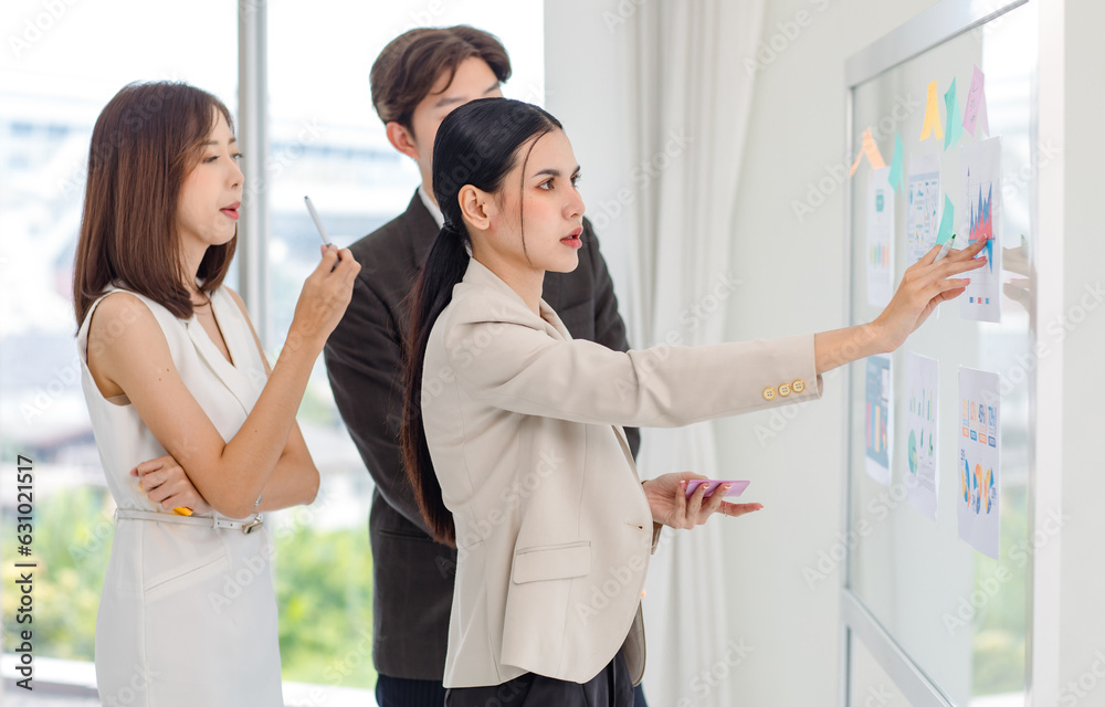 Asian young professional successful businesswoman lecturer presenter in ...