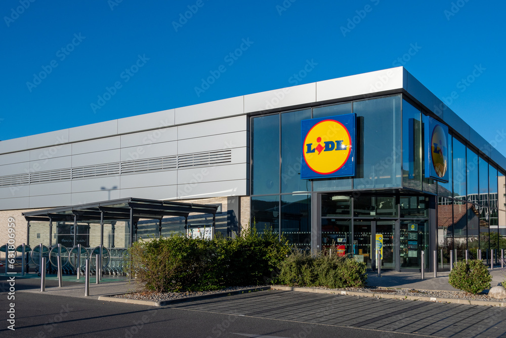 Gap, France - 6 août 2023: Vue extérieure d'un supermarché Lidl. Lidl est un groupe de ...