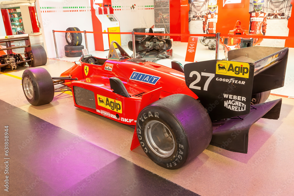 Foto de MODENA, ITALY — JULY 23, 2012: Ferrari F1-156 1985 F1 car ...