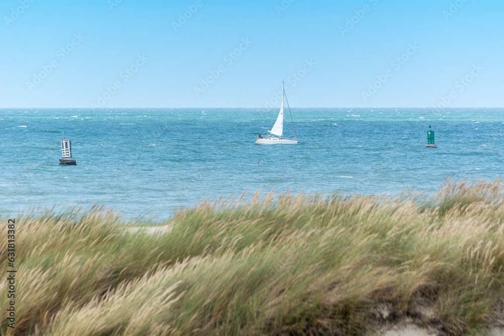 Voilier naviguant le long des plages de Dunkerque en mer du Nord Stock ...