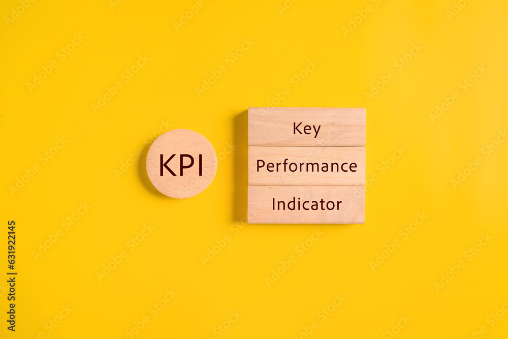 Foto de KPI, Key performance indicator, Businessman holding wooden cube ...