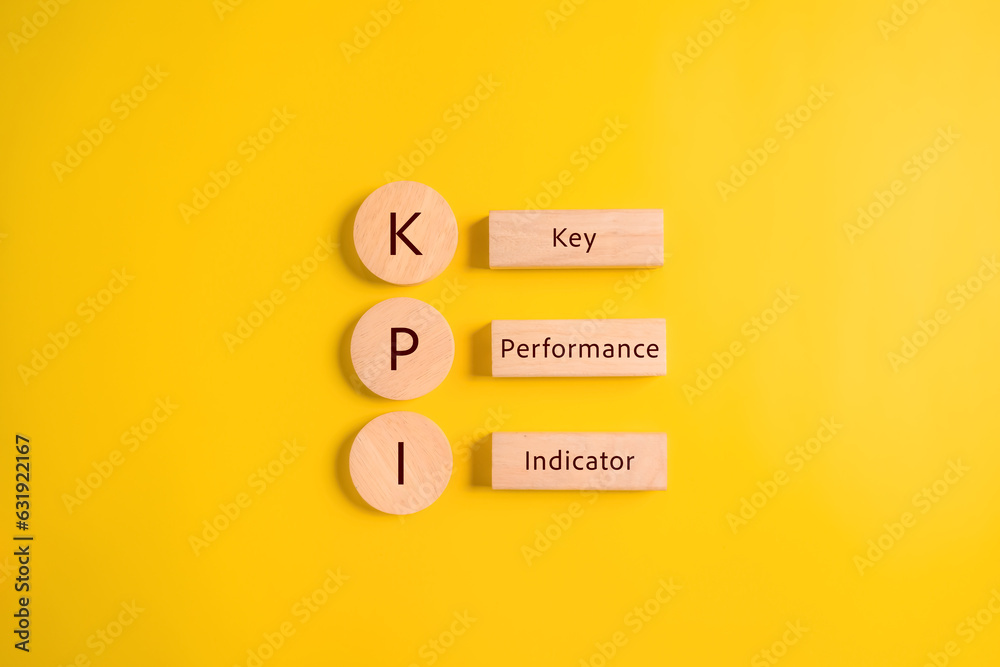 Foto de KPI, Key performance indicator, Businessman holding wooden cube ...