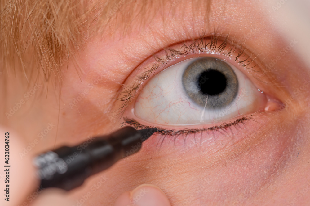 Makijaż oka, czarna kreska pod okiem na dolnej powiece Stock Photo ...