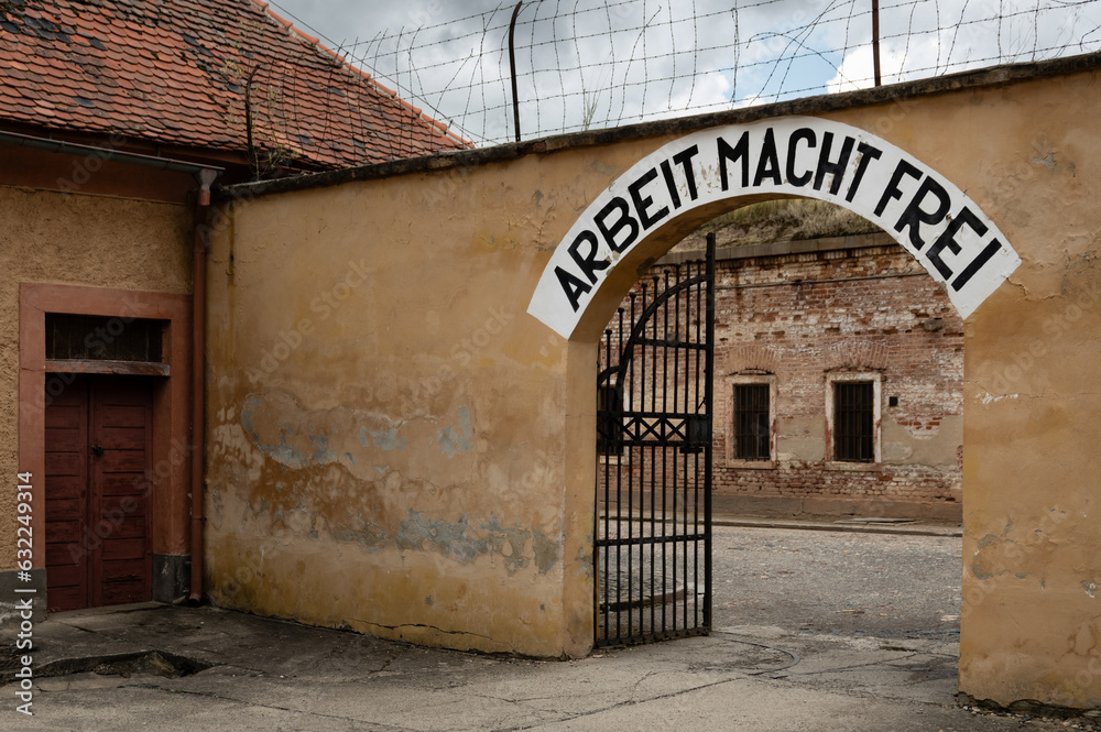 Foto de Arbeit mach frei sign („Work sets you free“ in German) over a ...