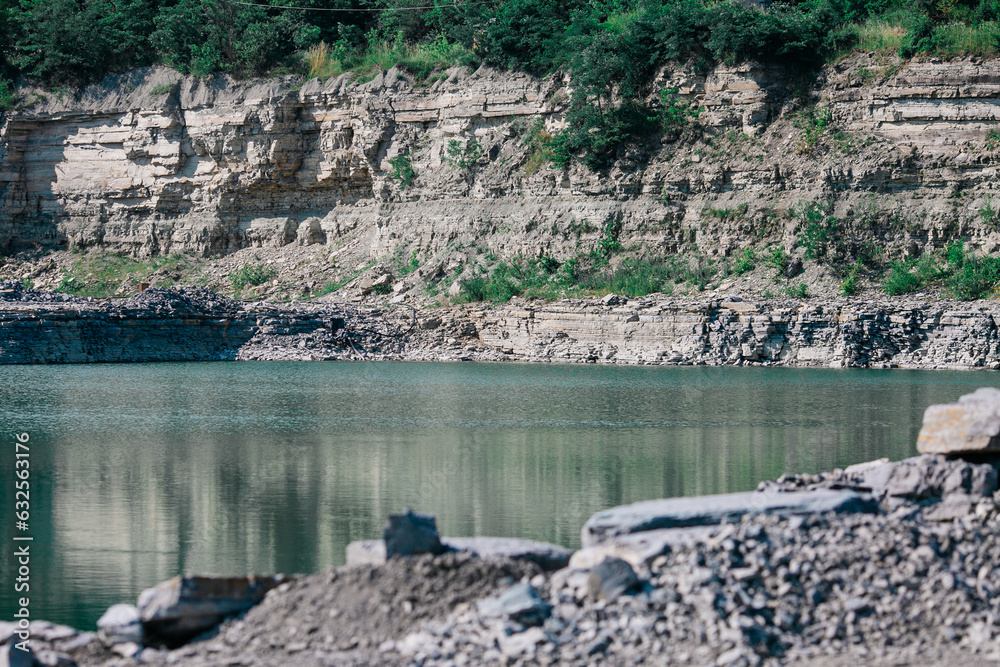 Foto de carrying out work in a quarry where minerals are extracted with ...