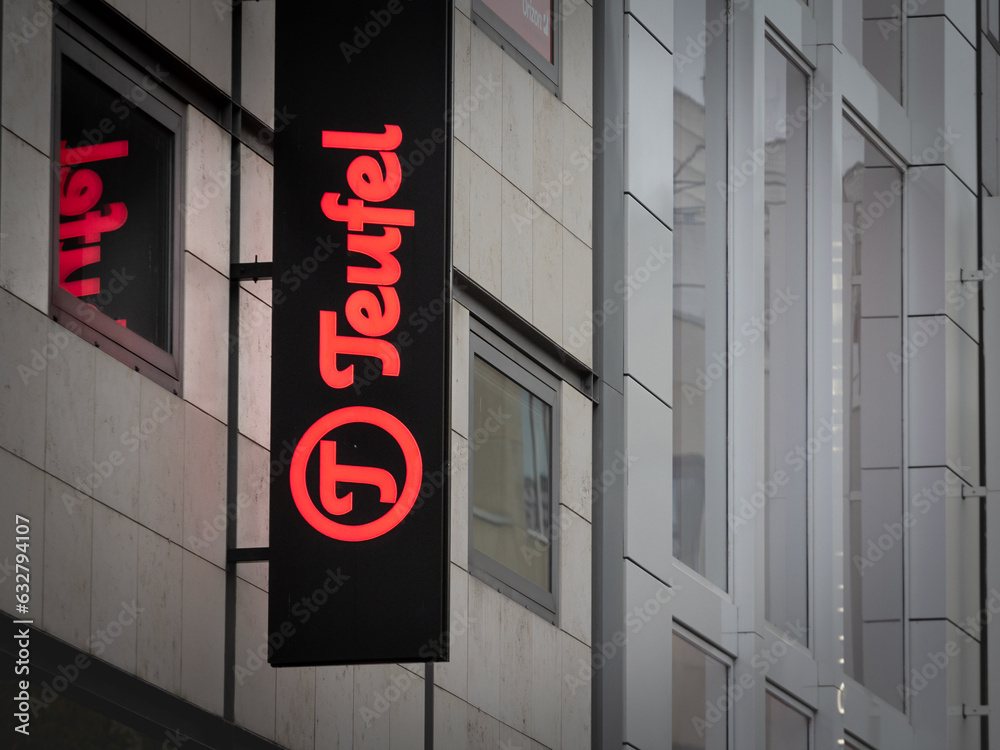 Foto de COLOGNE, GERMANY - NOVEMBER 6, 2022: logo of teufel on their ...