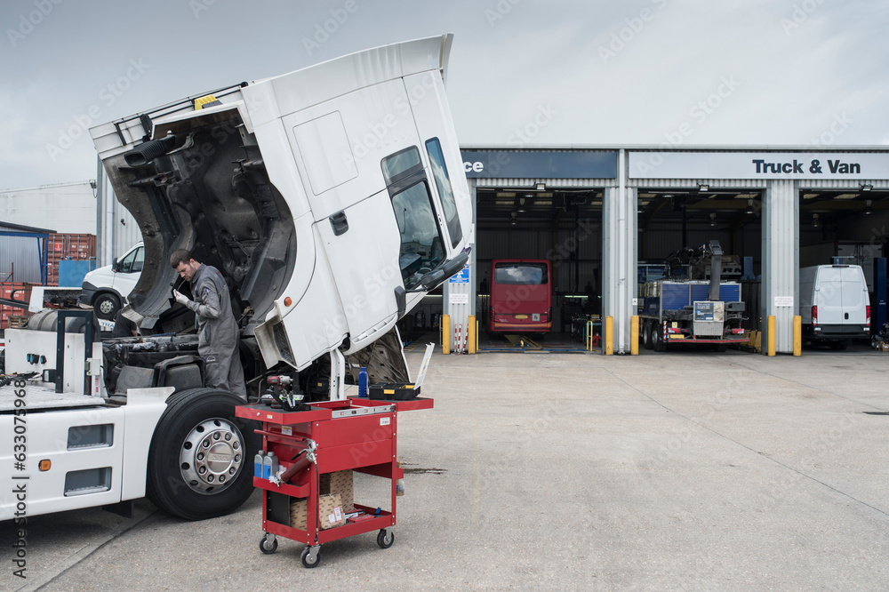 Mechanic working on truck Stock 写真 | Adobe Stock