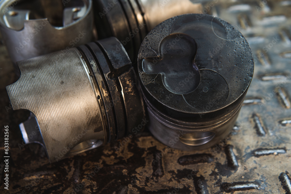 pistones de motor dañados, pistones de motor sobre la mesa de trabajo ...