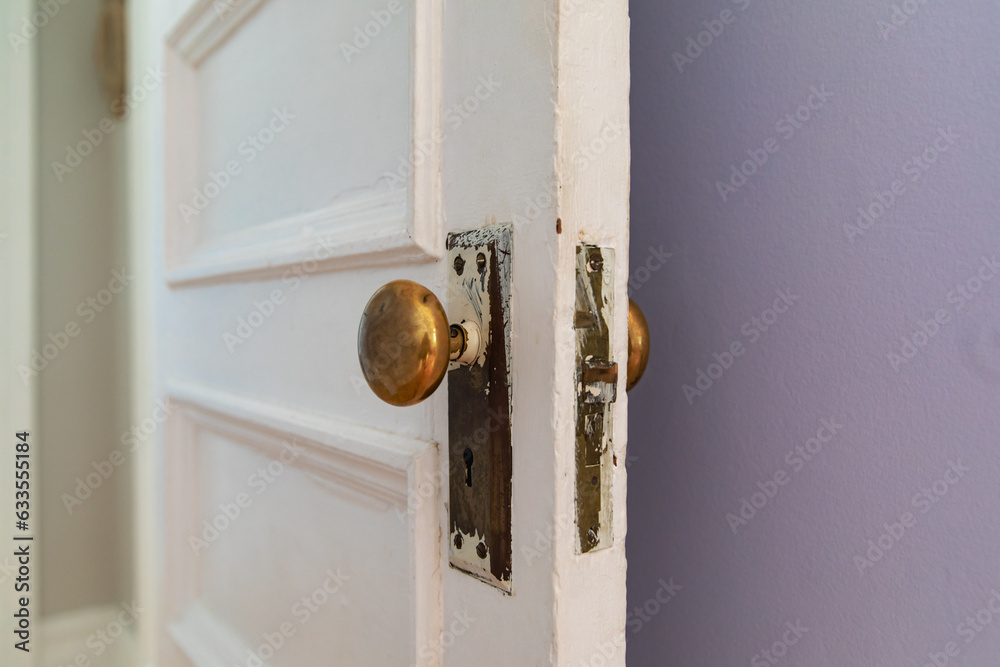 poignée de porte blanche en métal cuivré antique avec de la peinture ... poignée de porte blanche en métal cuivré antique avec de la peinture ...