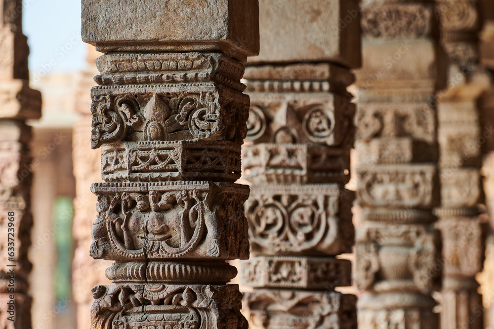 Foto de Stone columns with decorative bas relief of Qutb complex in ...