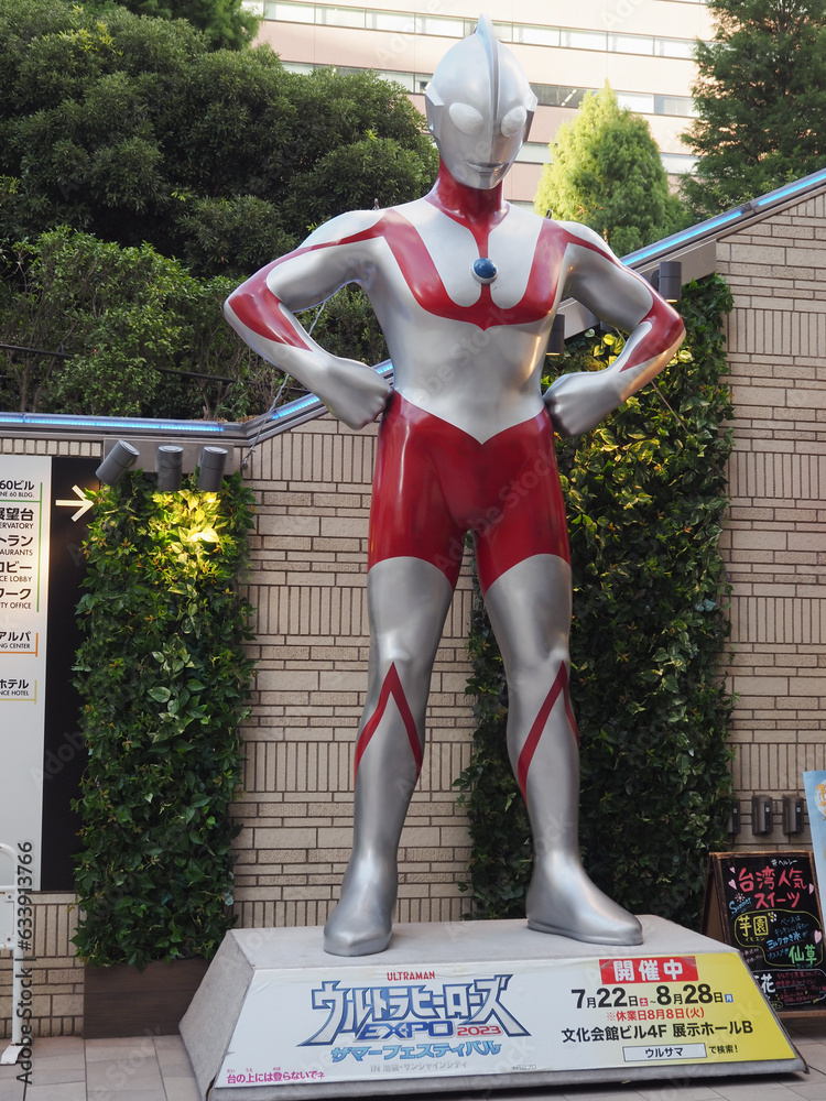 Foto de TOKYO, JAPAN - August 10, 2023: A statue of Ultraman at the ...