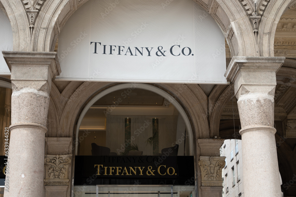 Tiffany & Co brand chain text and logo sign American jewelry and ...
